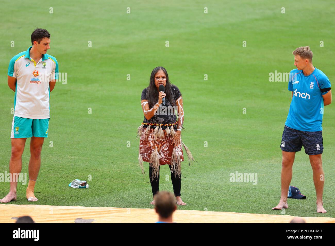 Both teams partaking in an Indigenous welcome to country Stock Photo ...