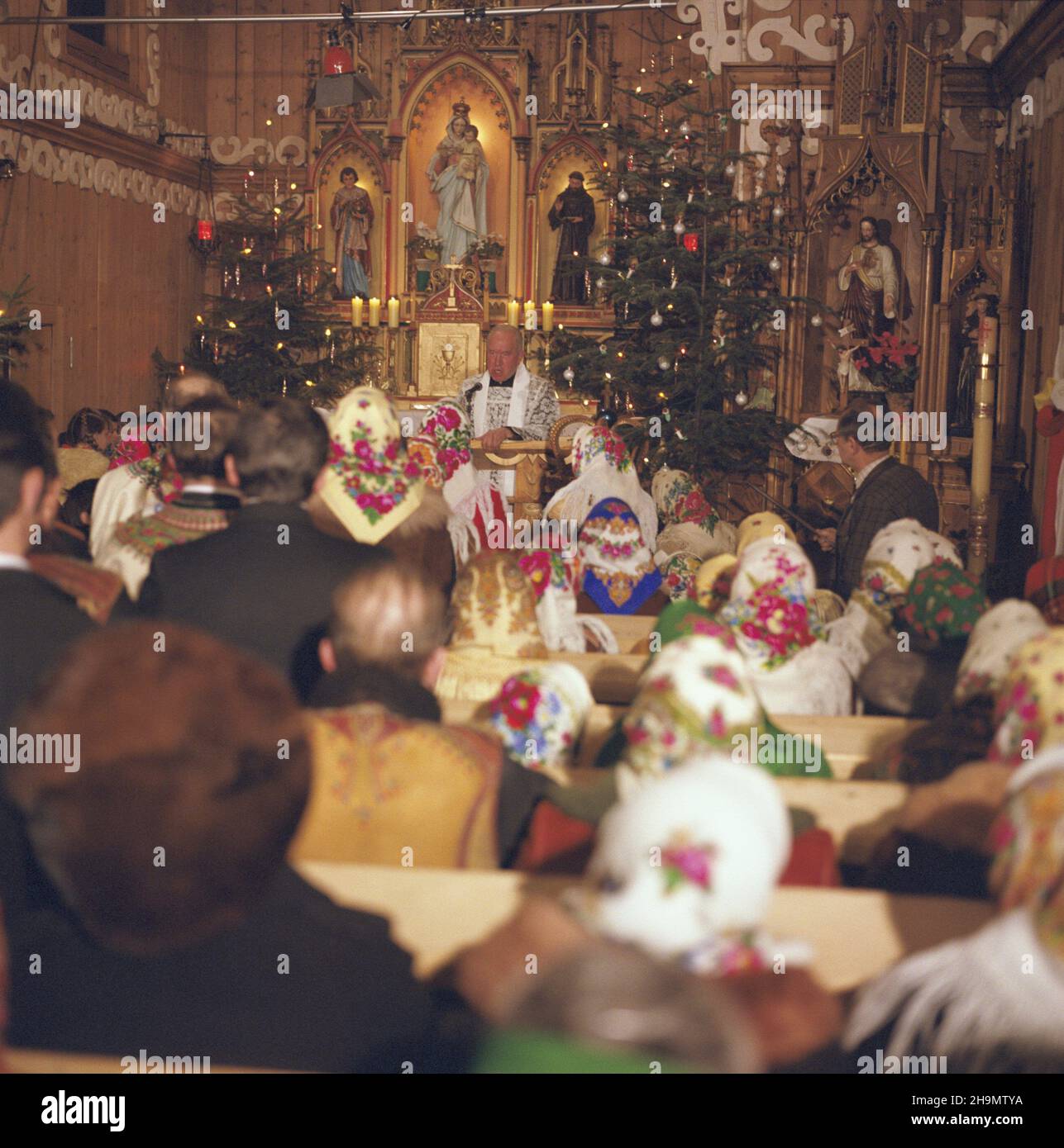 Witów 25.12.1984. Œwiêta Bo¿ego Narodzenia. Msza œwiêta po Wigilii - Pasterka w koœciele pw ...