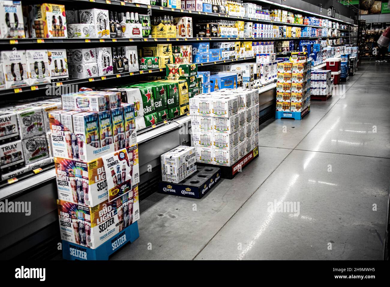 Walmart neighborhood market interior hi-res stock photography and ...