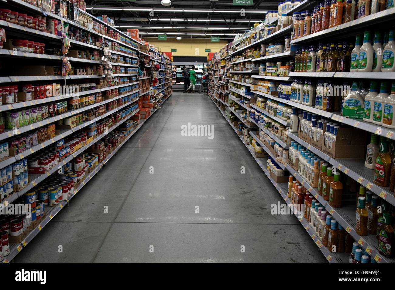 Walmart neighborhood market interior hi-res stock photography and ...