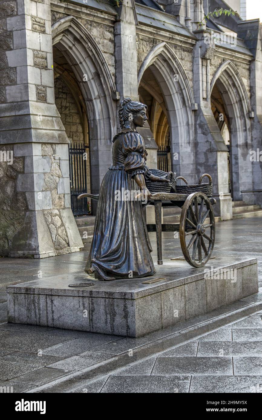 Molly Malone Statue, Dublin through the lens, Walking in Dublin, Urban ...