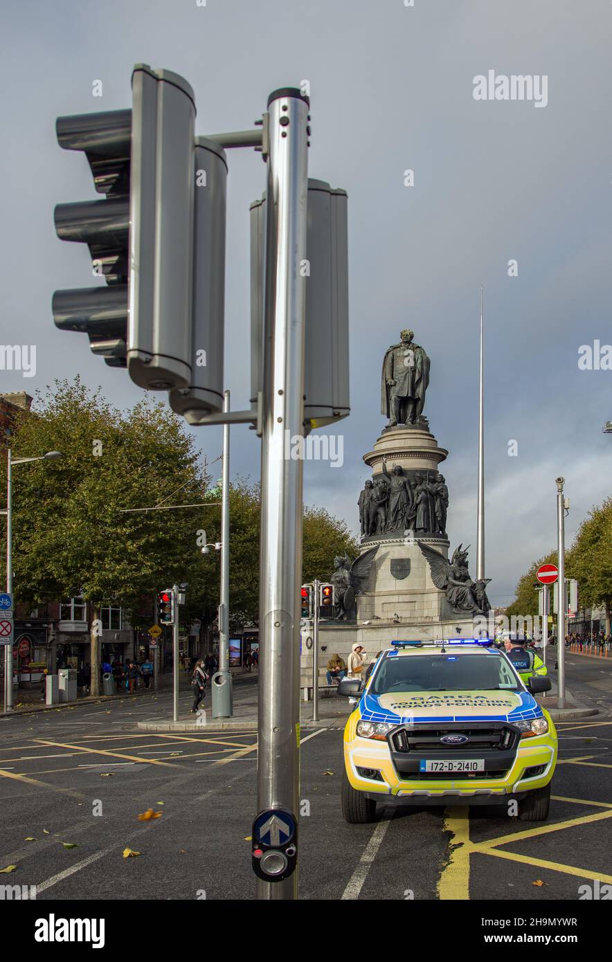 Irish city street scene with police car hi-res stock photography and ...
