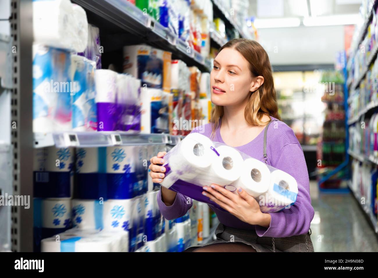 Woman toilet paper supermarket hi-res stock photography and images - Alamy