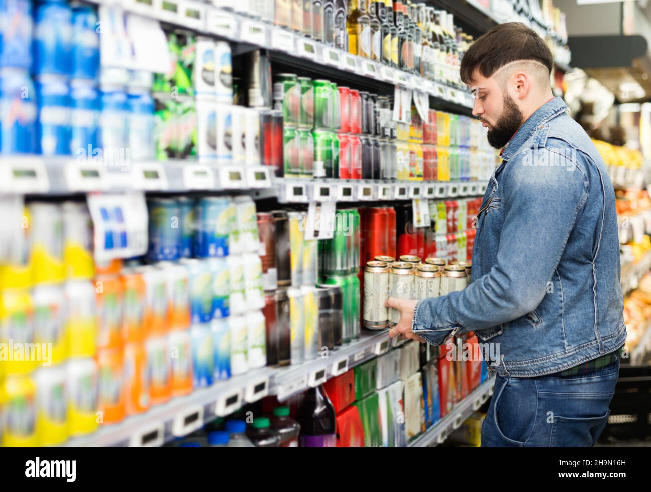 Man shopping for beer in store hi-res stock photography and images - Alamy