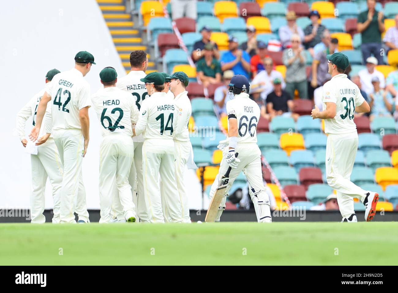 Stuart broad and joe root hi-res stock photography and images - Alamy