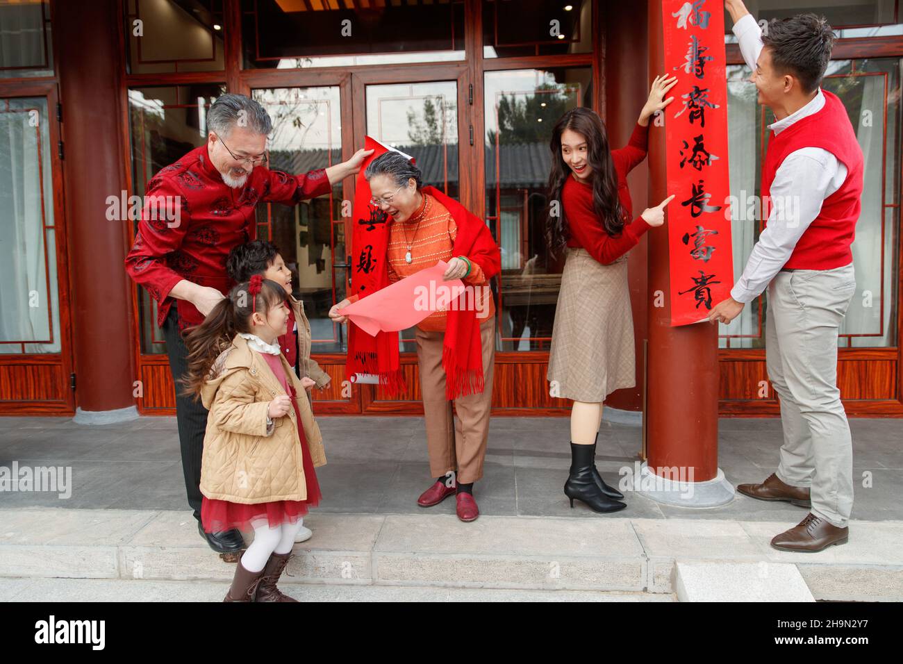 Happy family to stick couplets on the Spring Festival to celebrate the ...