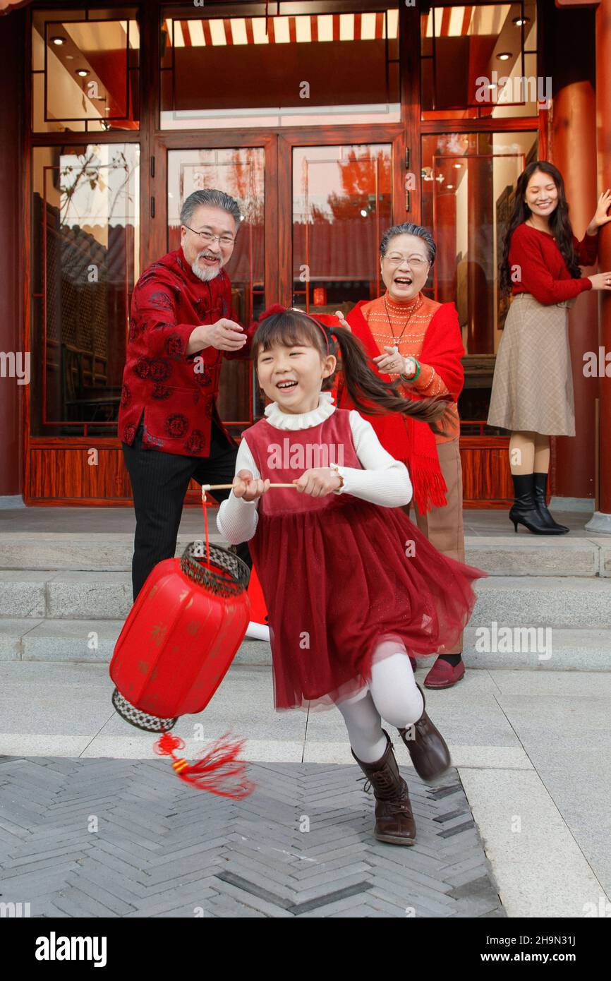 Happy family to stick couplets on the Spring Festival to celebrate the ...