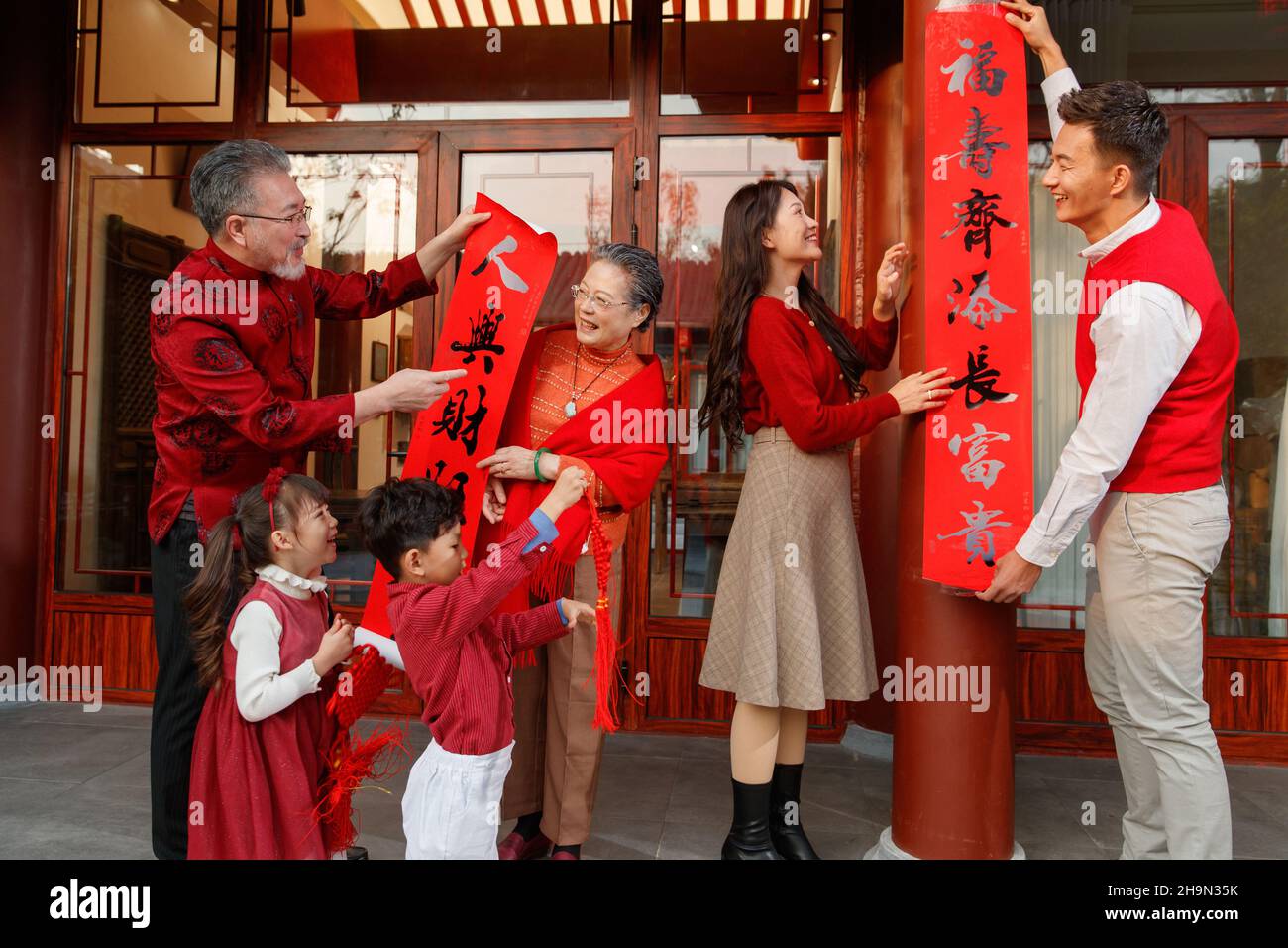 Happy family to stick couplets on the Spring Festival to celebrate the ...