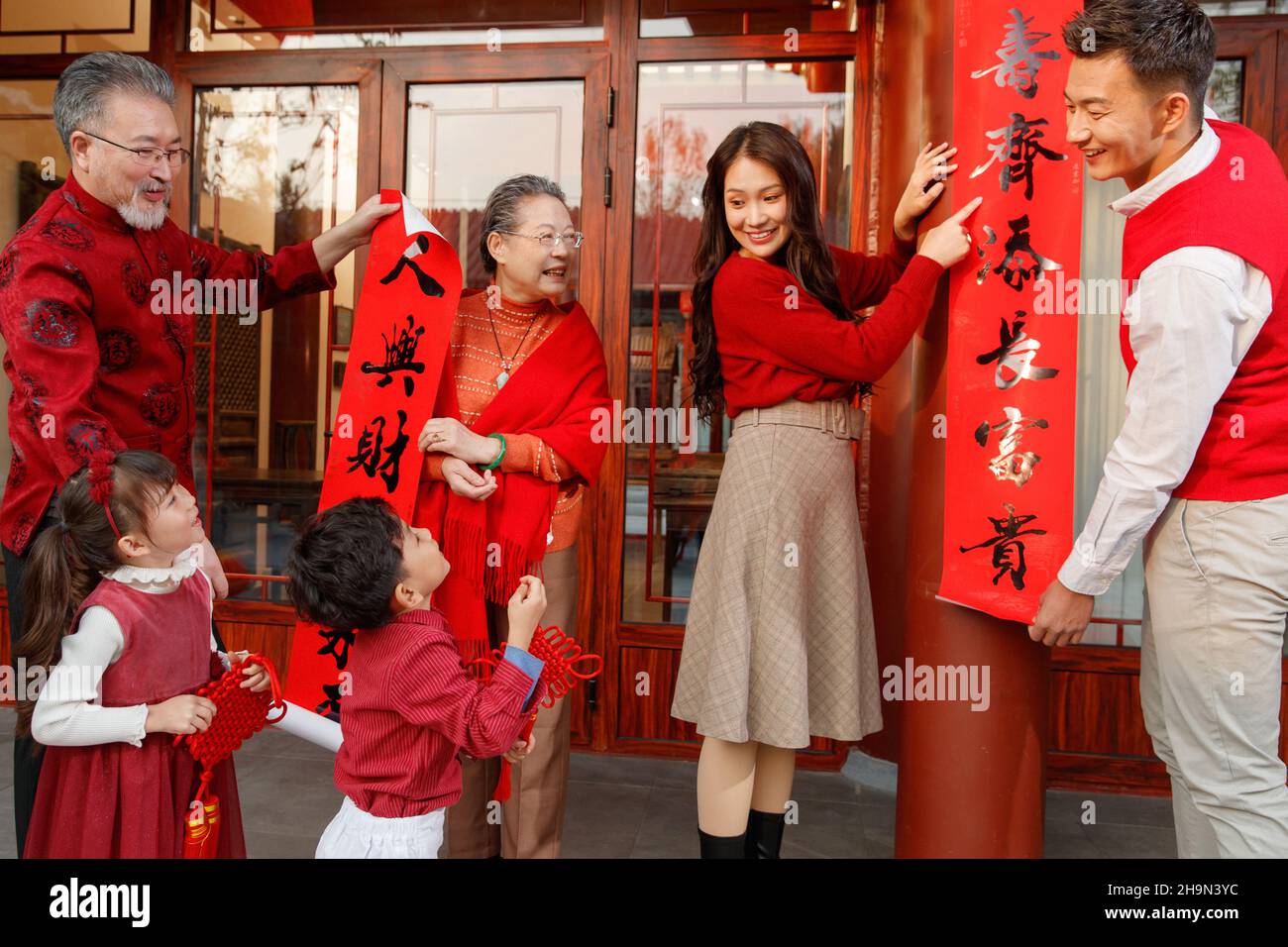 Happy family to stick couplets on the Spring Festival to celebrate the ...