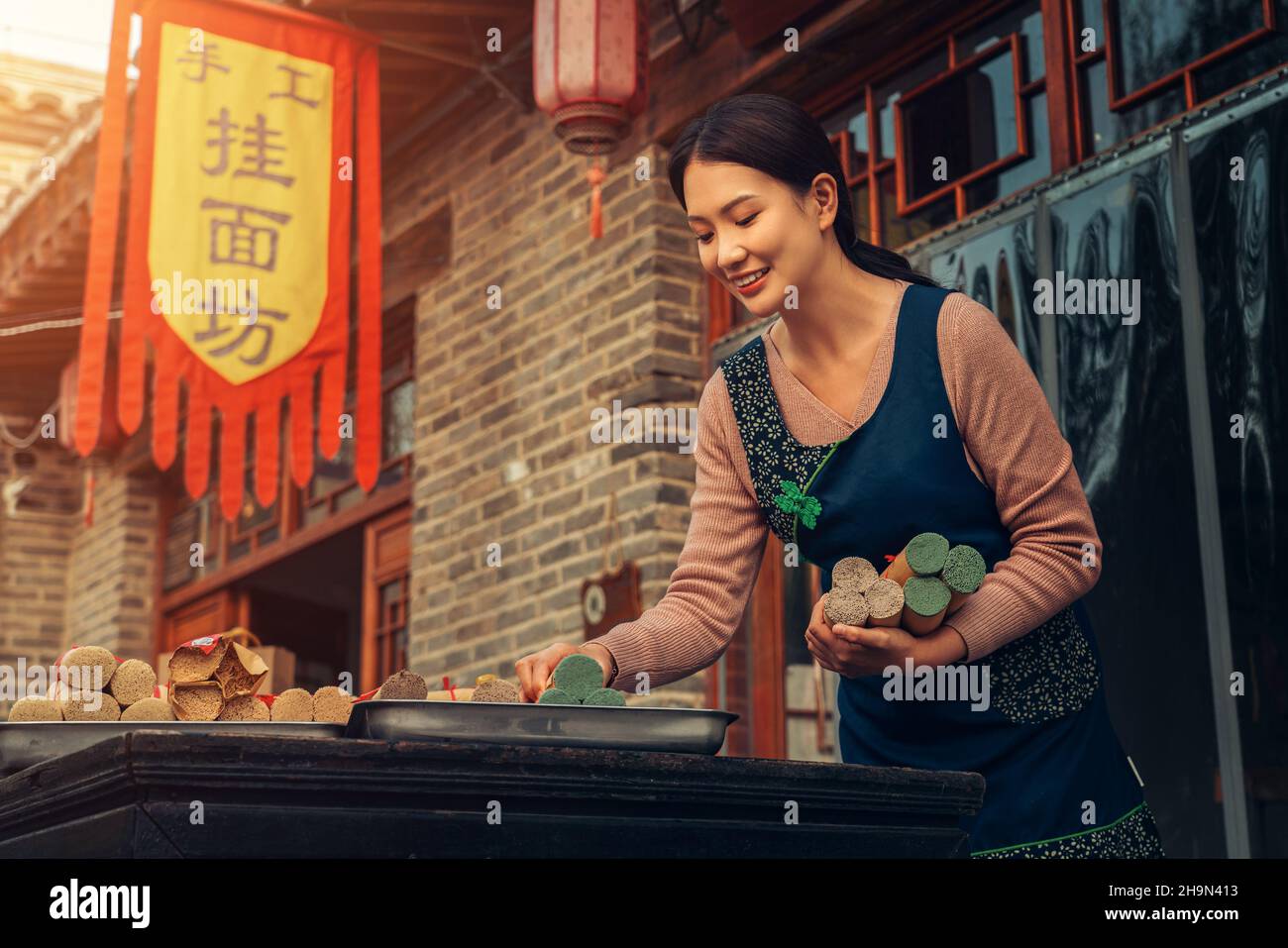 The enthusiasm of the waiter selling noodles Stock Photo - Alamy