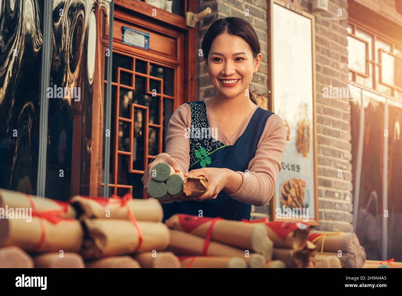 The enthusiasm of the waiter selling noodles Stock Photo - Alamy
