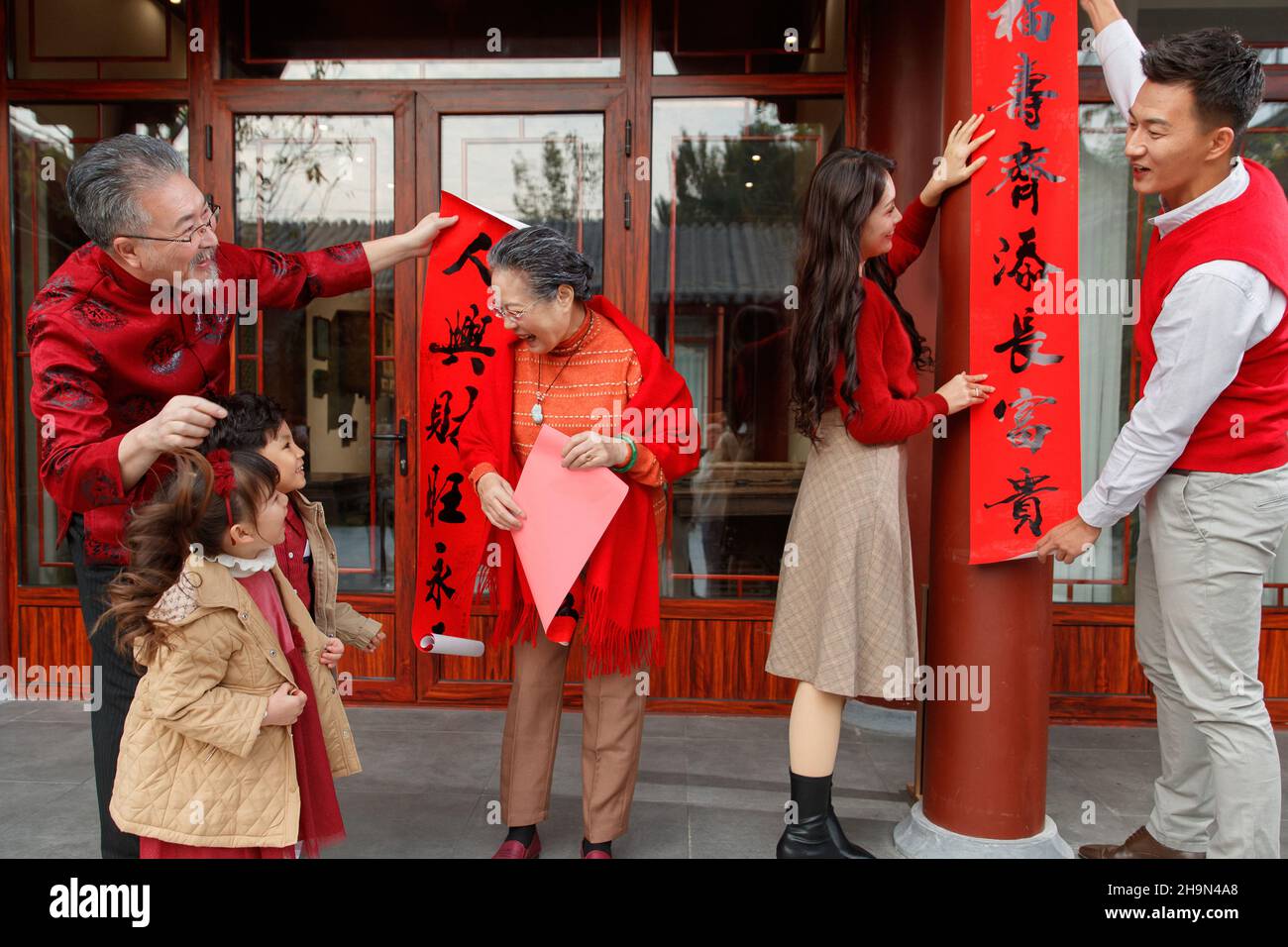 Happy family to stick couplets on the Spring Festival to celebrate the ...