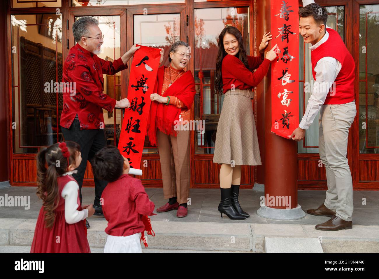 Happy family to stick couplets on the Spring Festival to celebrate the ...