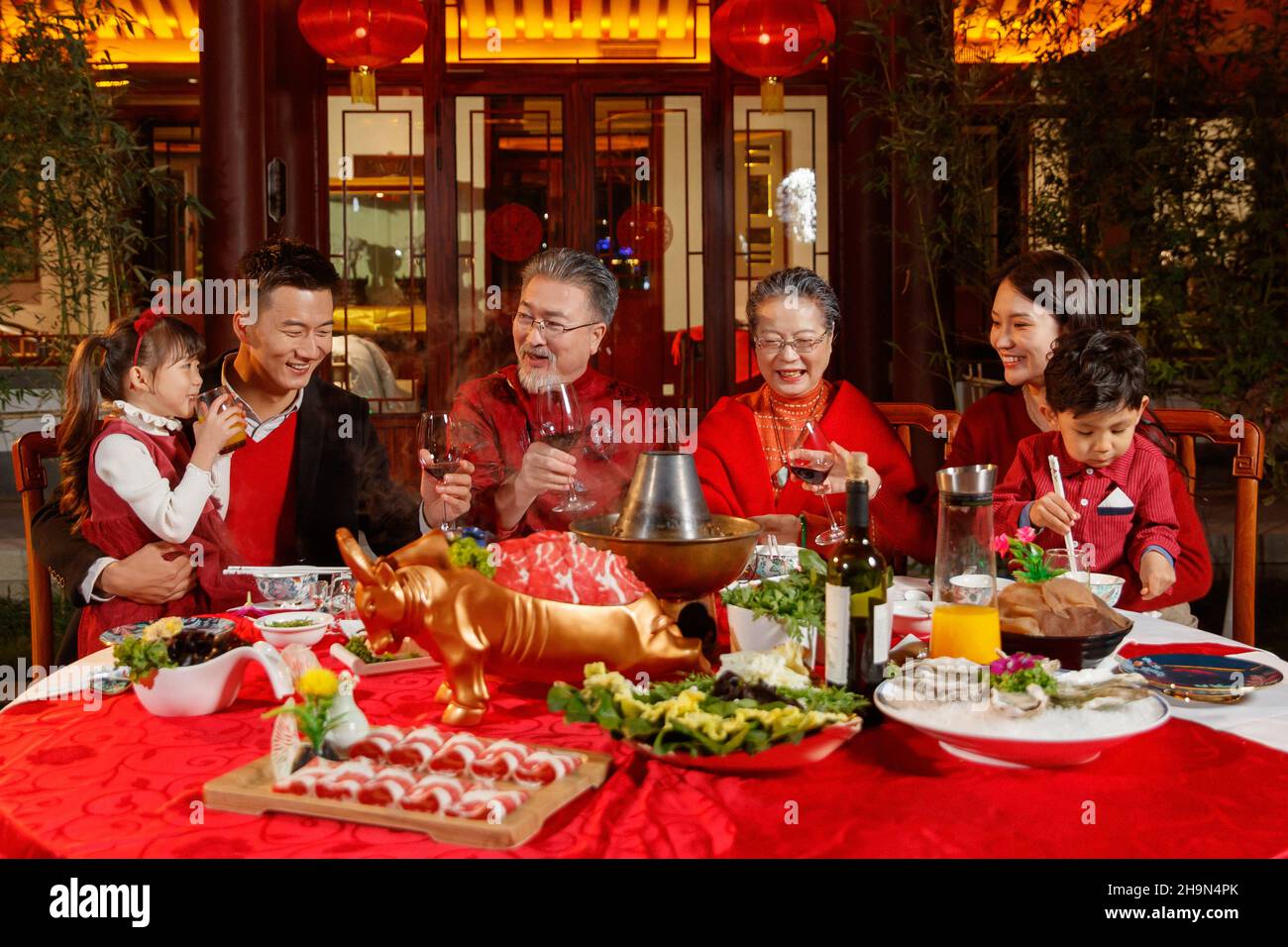 Family meals hi-res stock photography and images - Alamy