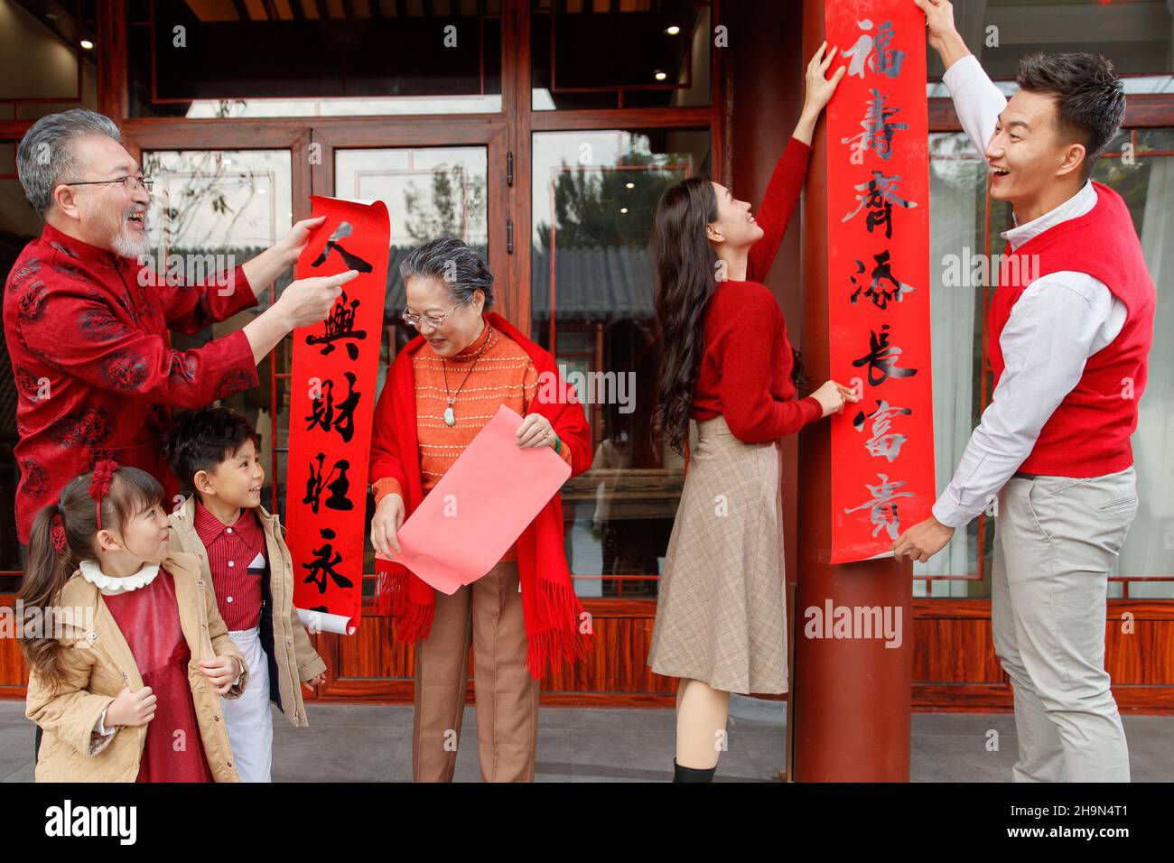 Happy family to stick couplets on the Spring Festival to celebrate the ...