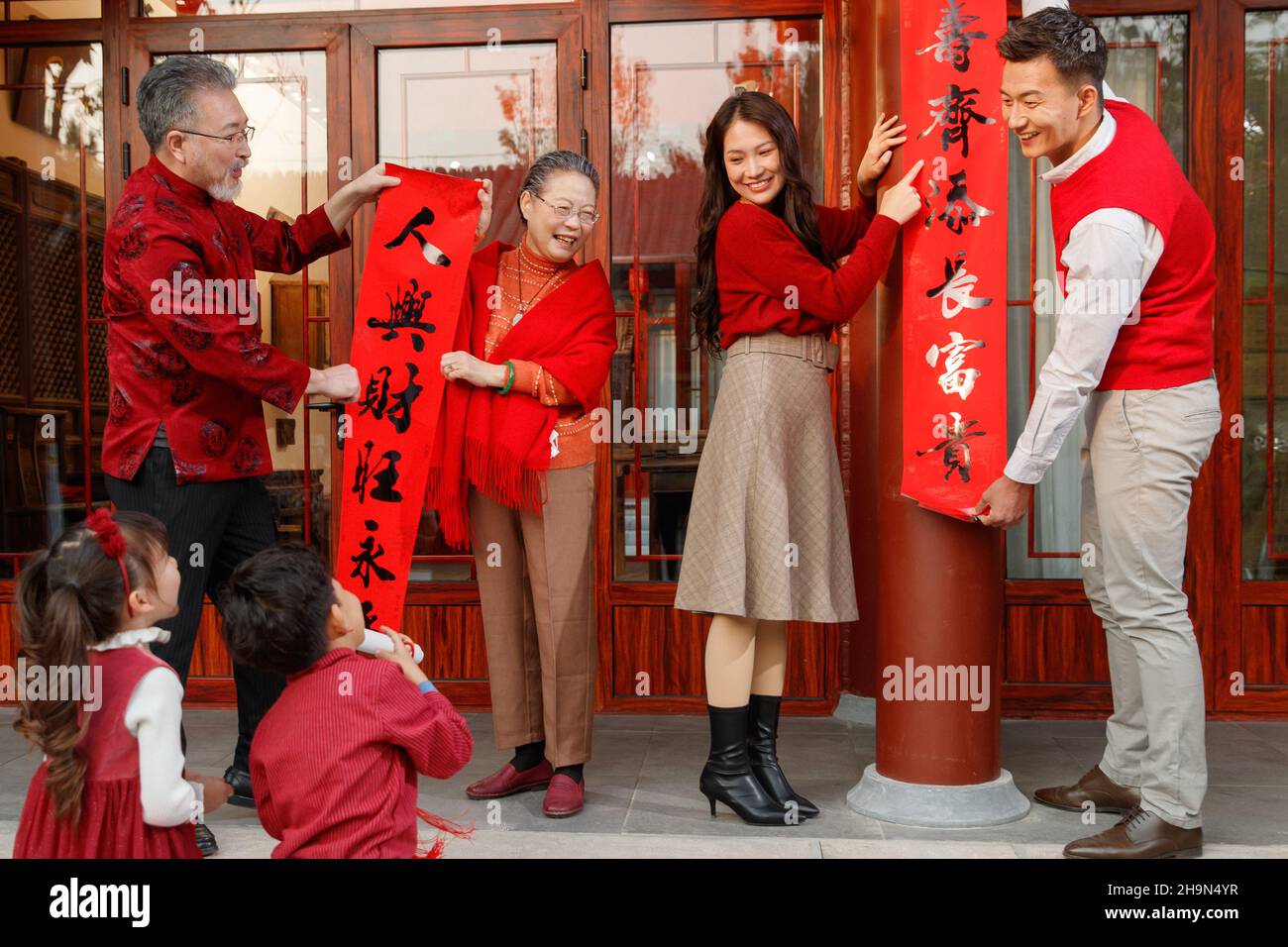 Happy family to stick couplets on the Spring Festival to celebrate the ...