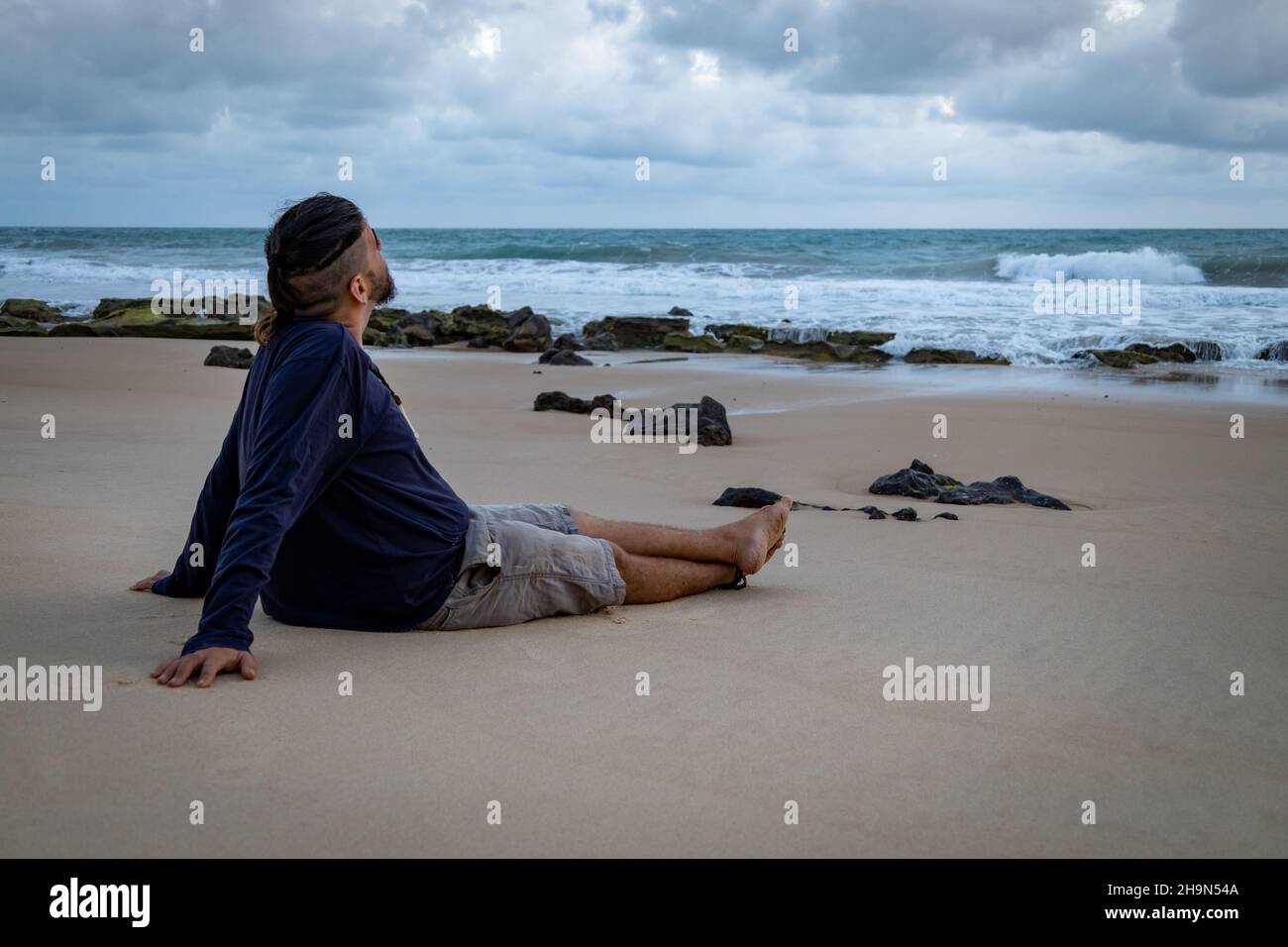 Sad man on beach hi-res stock photography and images - Alamy