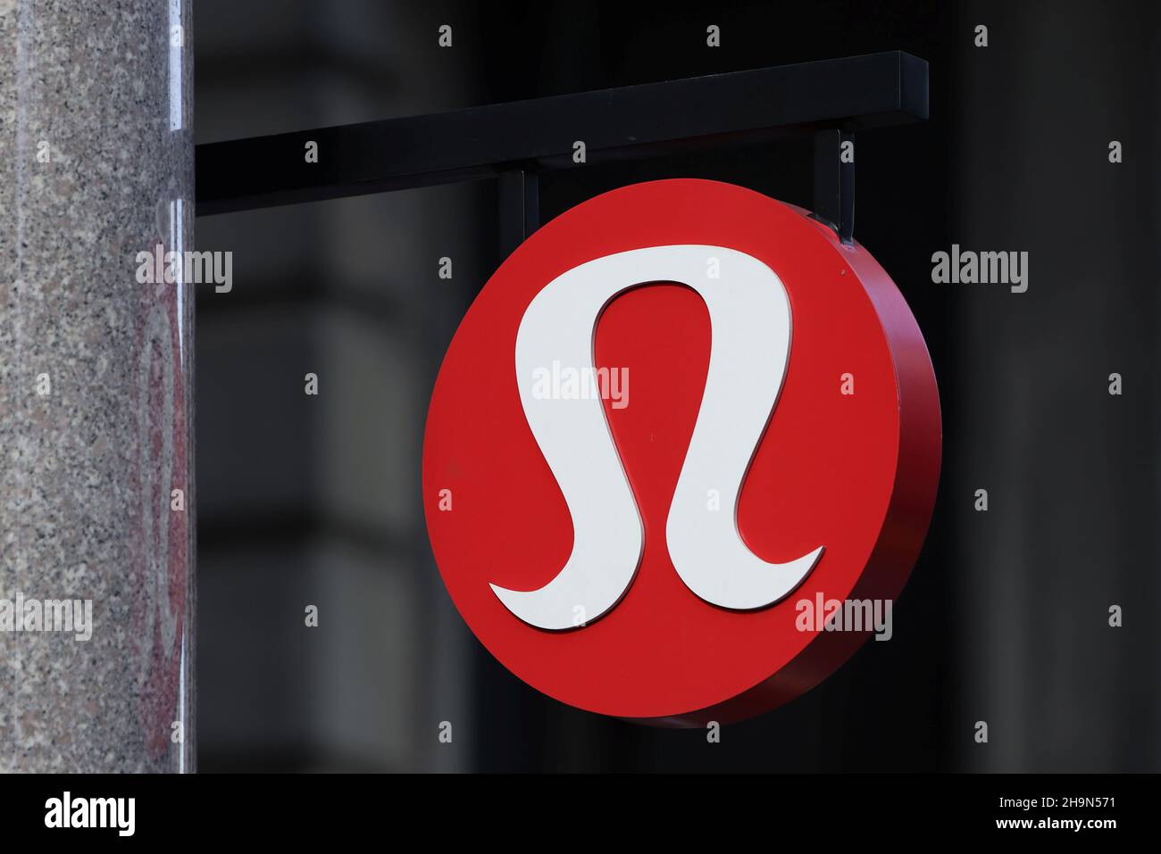 Lululemon logo hi-res stock photography and images - Alamy