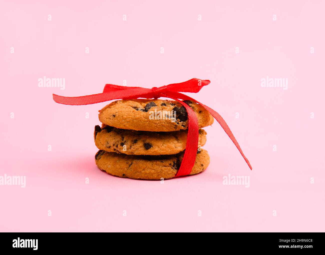 Tasty chocolate chips cookies on color background Stock Photo - Alamy