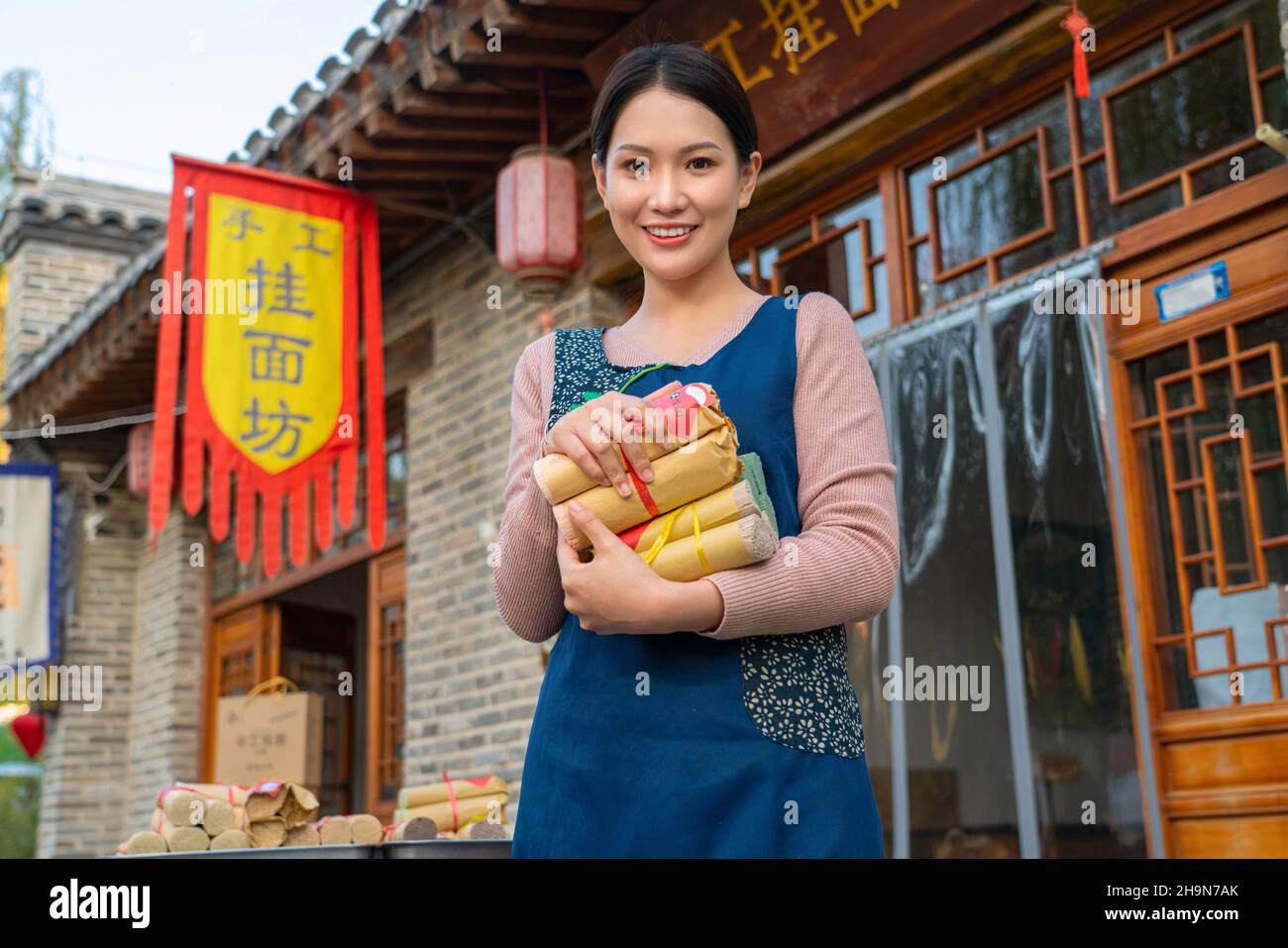 The enthusiasm of the waiter selling noodles Stock Photo - Alamy