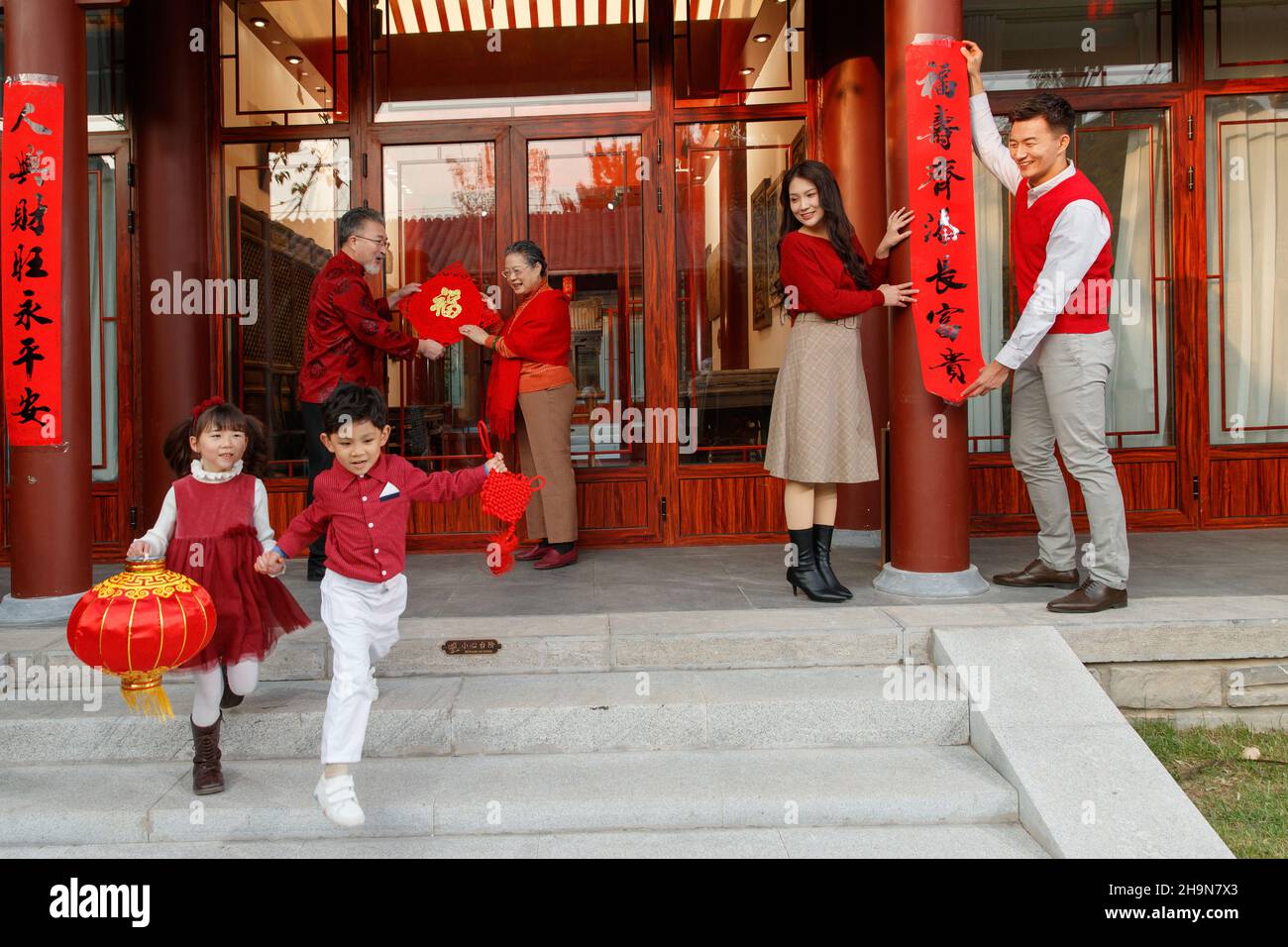 Happy family to stick couplets on the Spring Festival to celebrate the ...