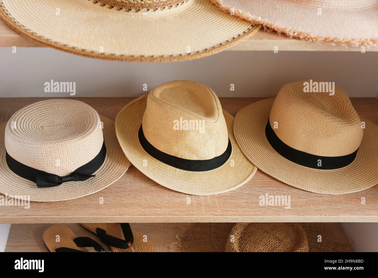 Straw hats on shelf hi-res stock photography and images - Alamy