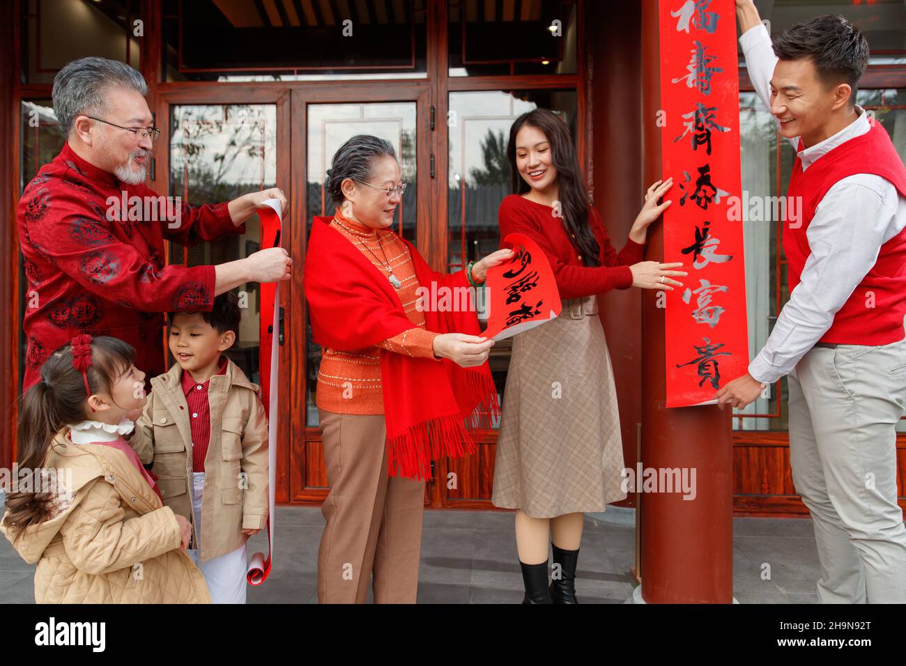 Happy family to stick couplets on the Spring Festival to celebrate the ...