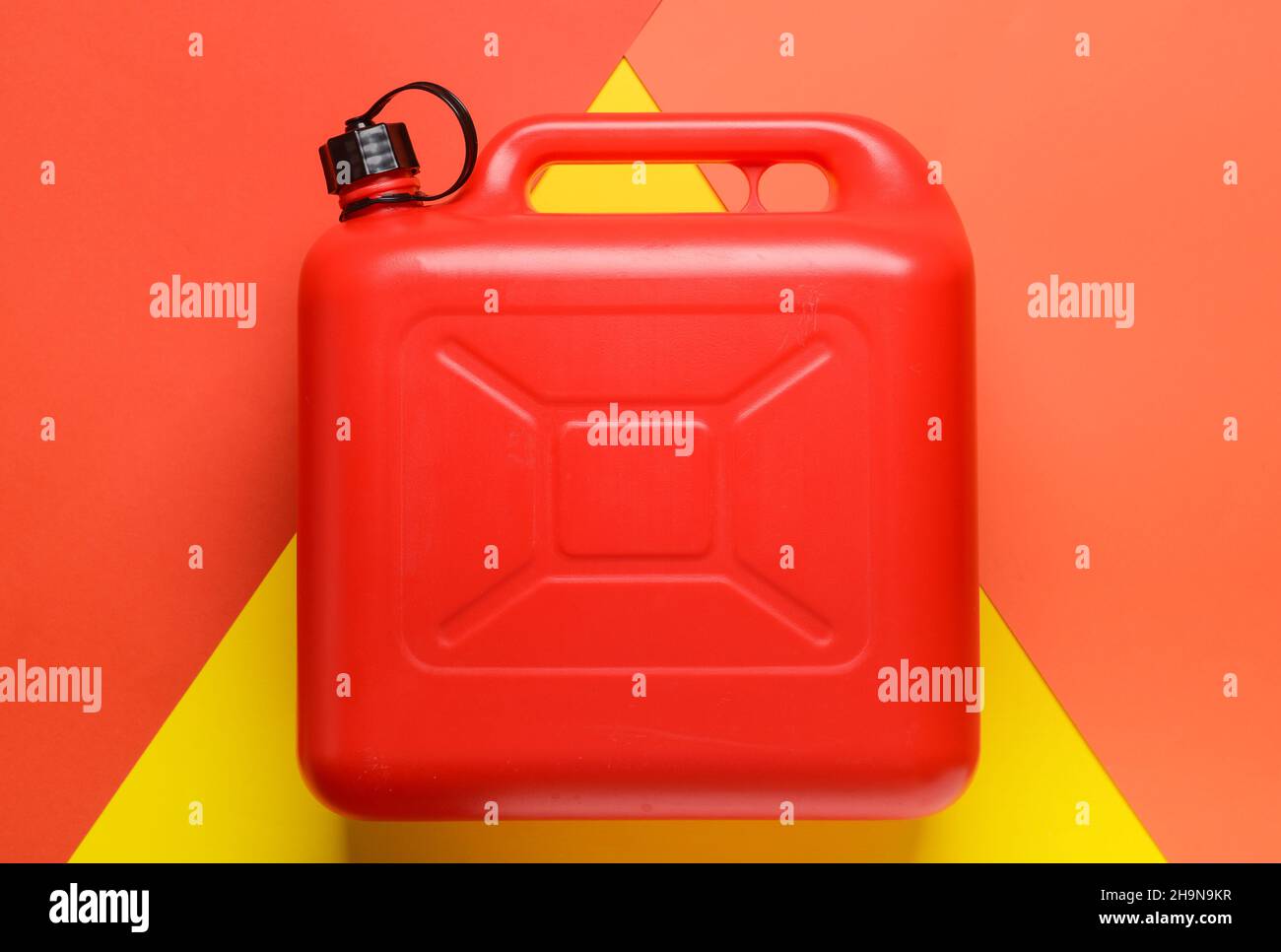 Yellow jerrycan hi-res stock photography and images - Alamy