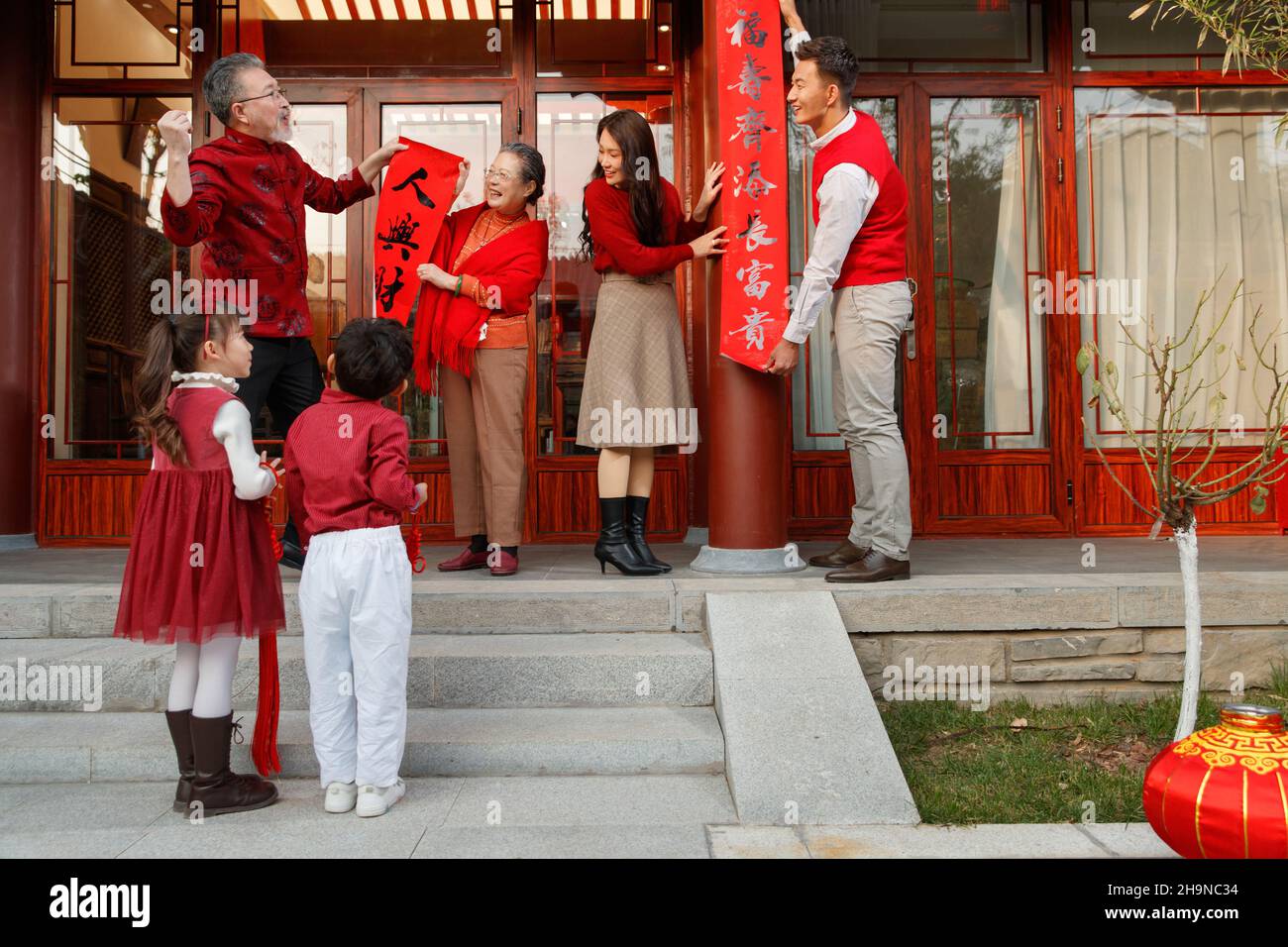 Happy family to stick couplets on the Spring Festival to celebrate the ...