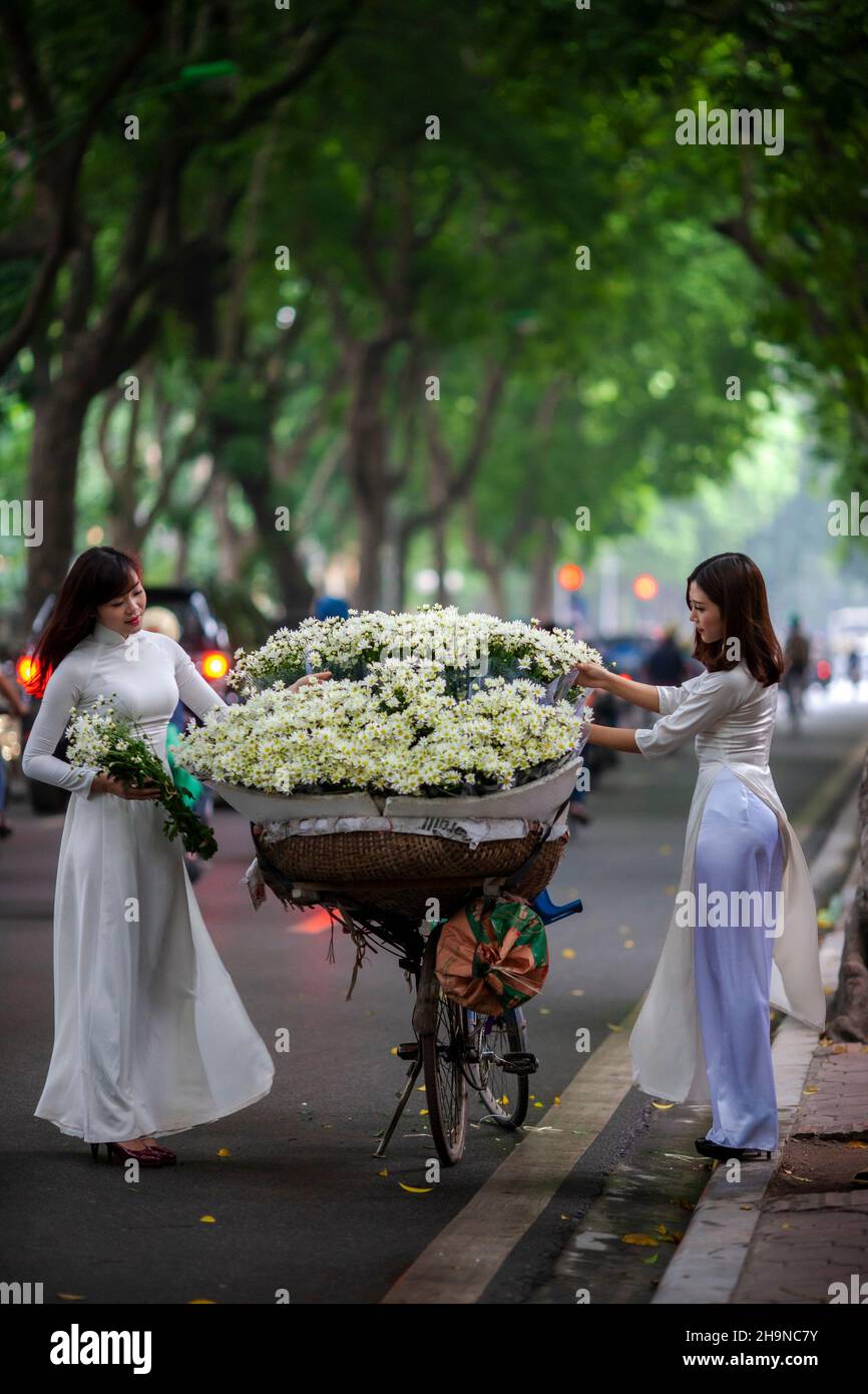 Vietnamese traditional dress The Ao Dai is one of the indispensable costumes of Vietnamese ...