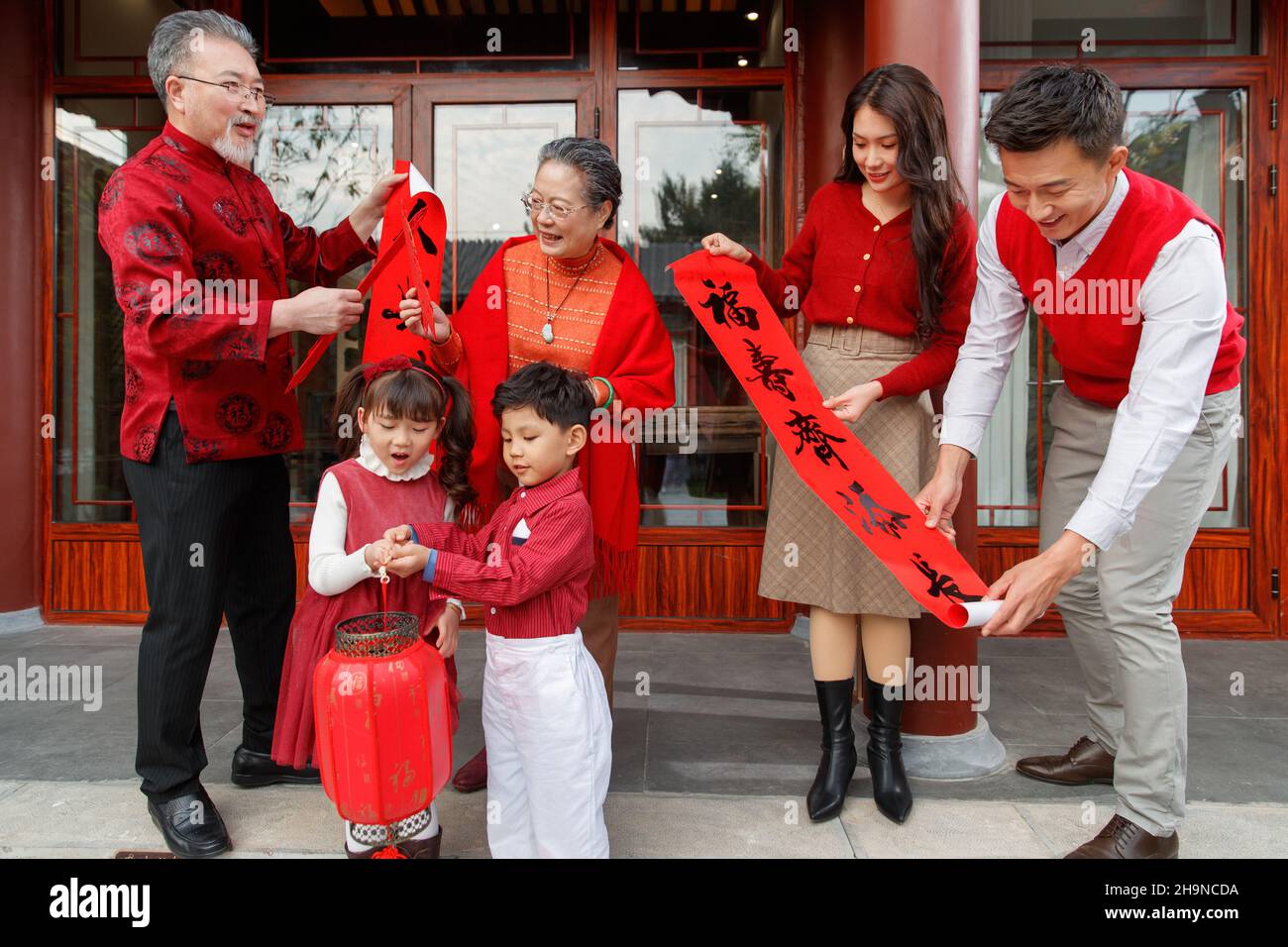 Happy family to stick couplets on the Spring Festival to celebrate the ...