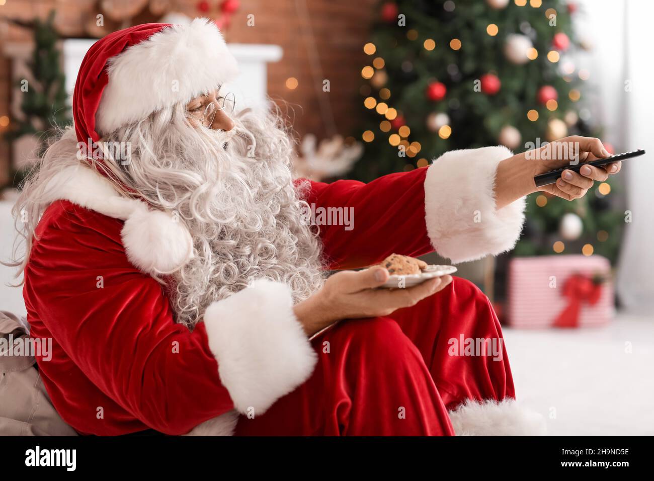 Santa watching tv hi-res stock photography and images - Alamy