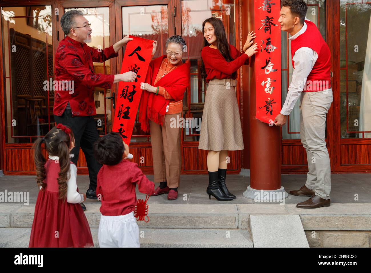 Happy family to stick couplets on the Spring Festival to celebrate the ...