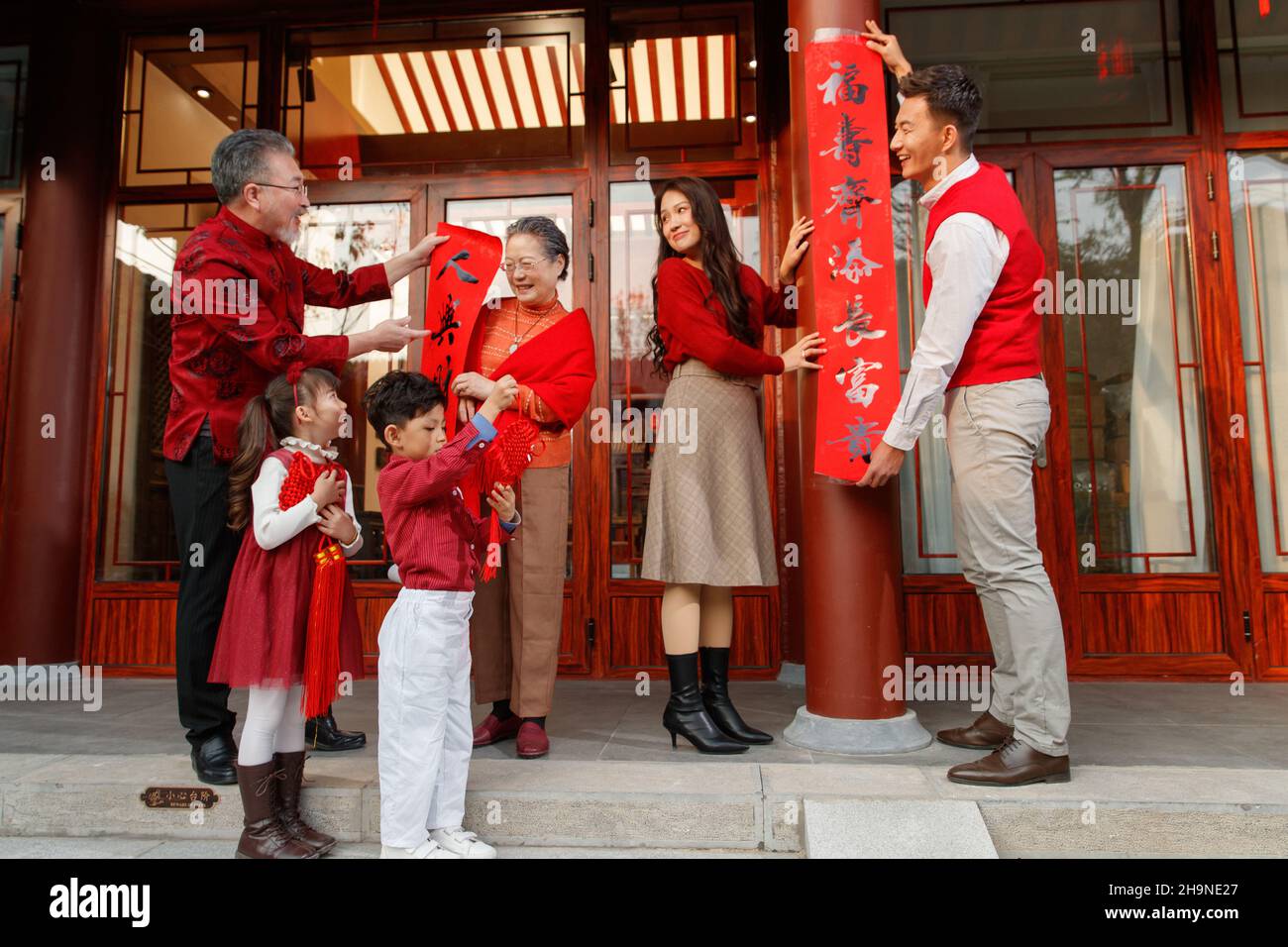 Happy family to stick couplets on the Spring Festival to celebrate the ...