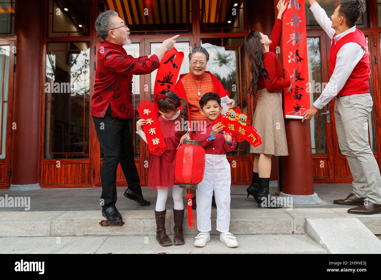 Happy family to stick couplets on the Spring Festival to celebrate the ...