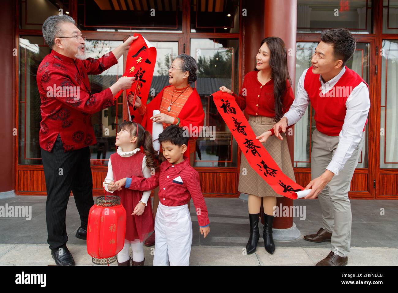 Happy family to stick couplets on the Spring Festival to celebrate the ...