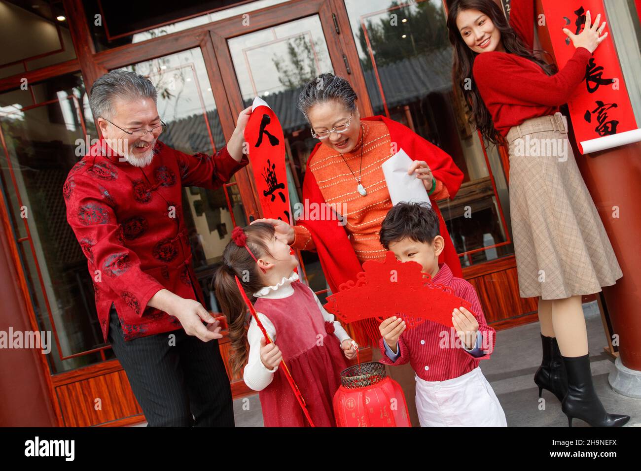Happy family to stick couplets on the Spring Festival to celebrate the ...