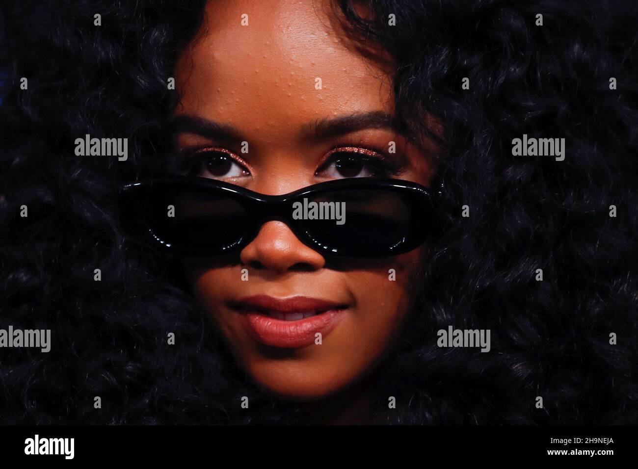 Singer h e r hi-res stock photography and images - Alamy