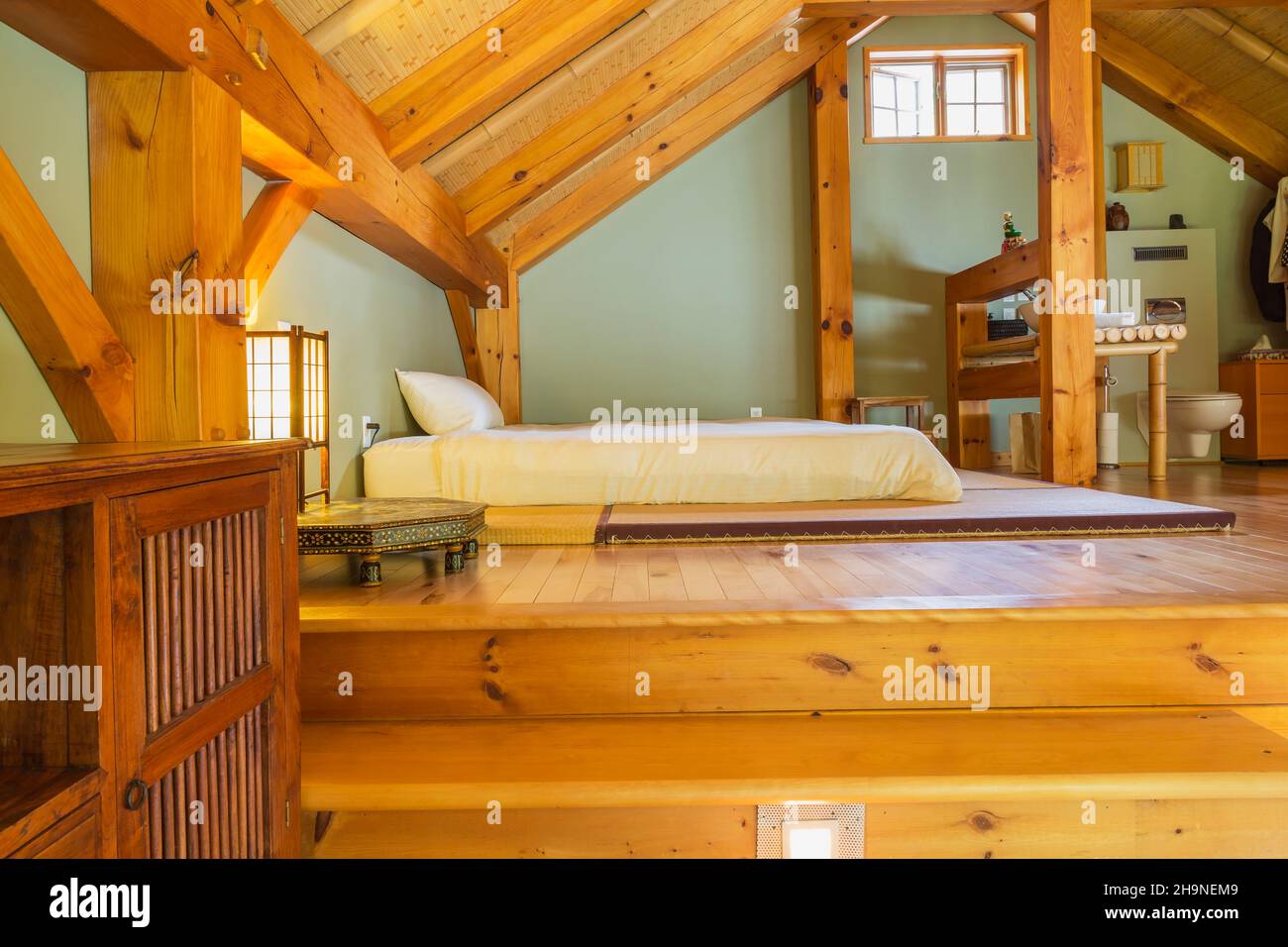 King size mattress laid on top of tatami mats in open concept design ...