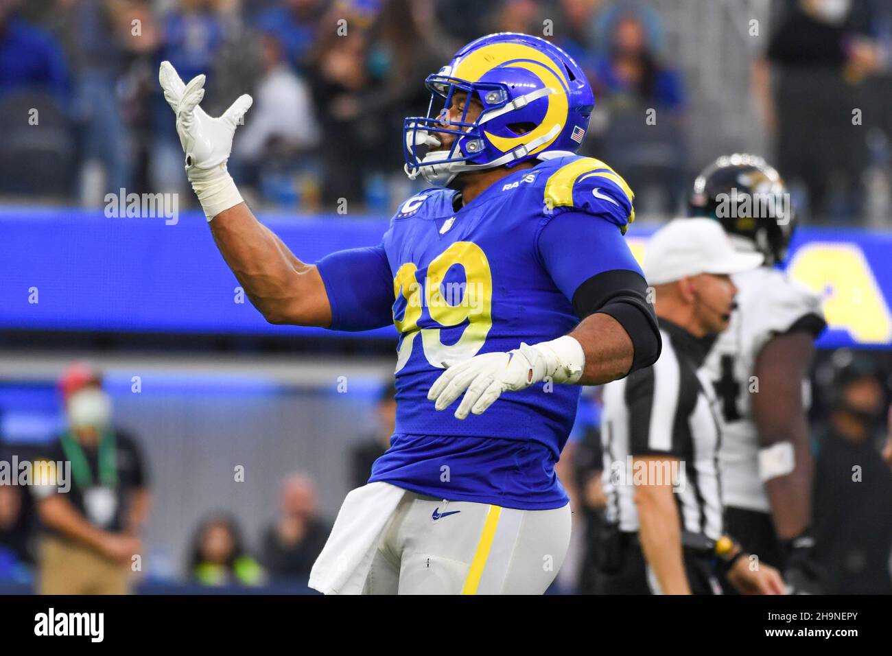 Defensive end aaron donald 99 hi-res stock photography and images - Alamy