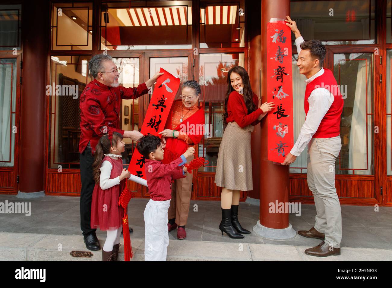 Happy family to stick couplets on the Spring Festival to celebrate the ...