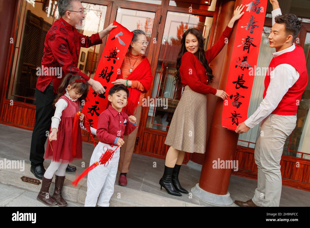 Happy family to stick couplets on the Spring Festival to celebrate the ...