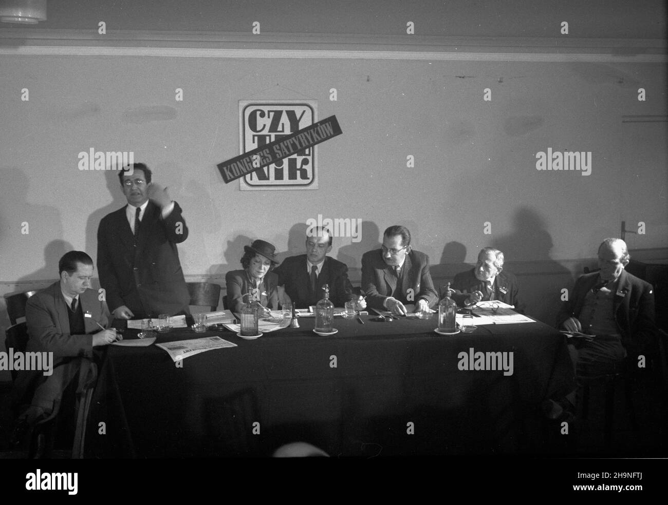 Warszawa, 1948-11-08. I Ogólnopolski Kongres Satyryków w sali YMCA ...
