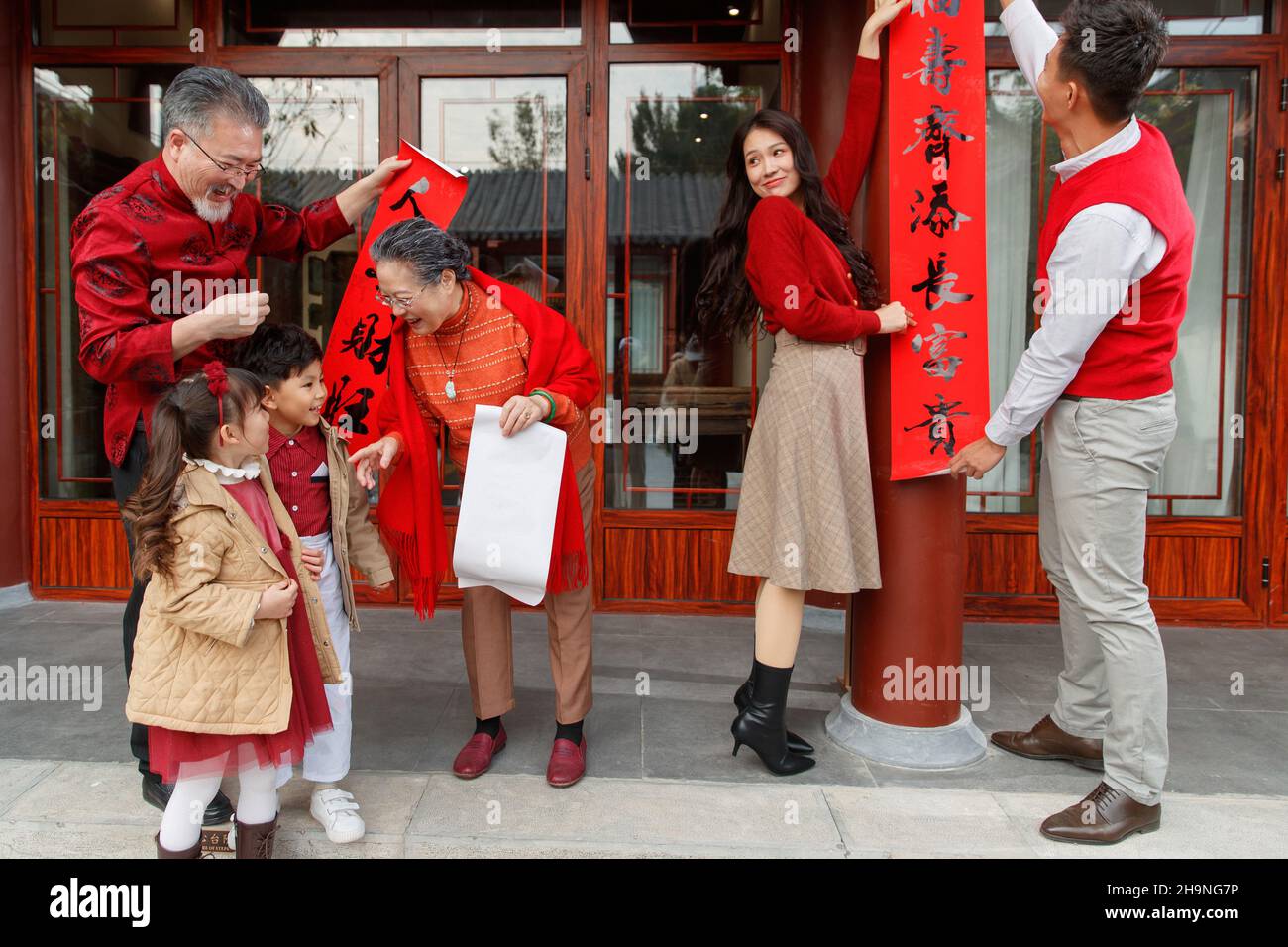 Happy family to stick couplets on the Spring Festival to celebrate the ...