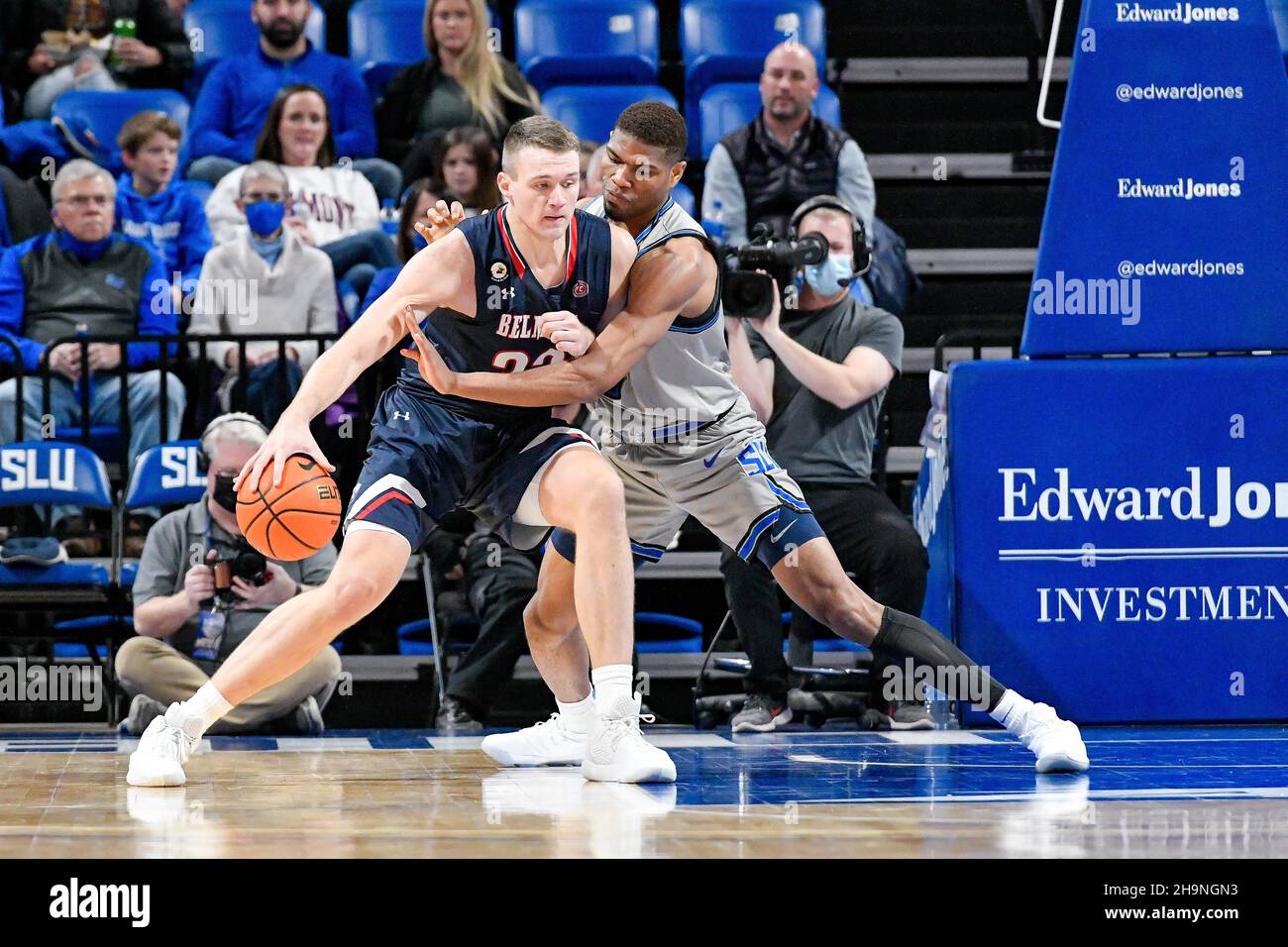 December 07, 2021: Belmont Bruins center Nick Muszynski (33) backs in ...
