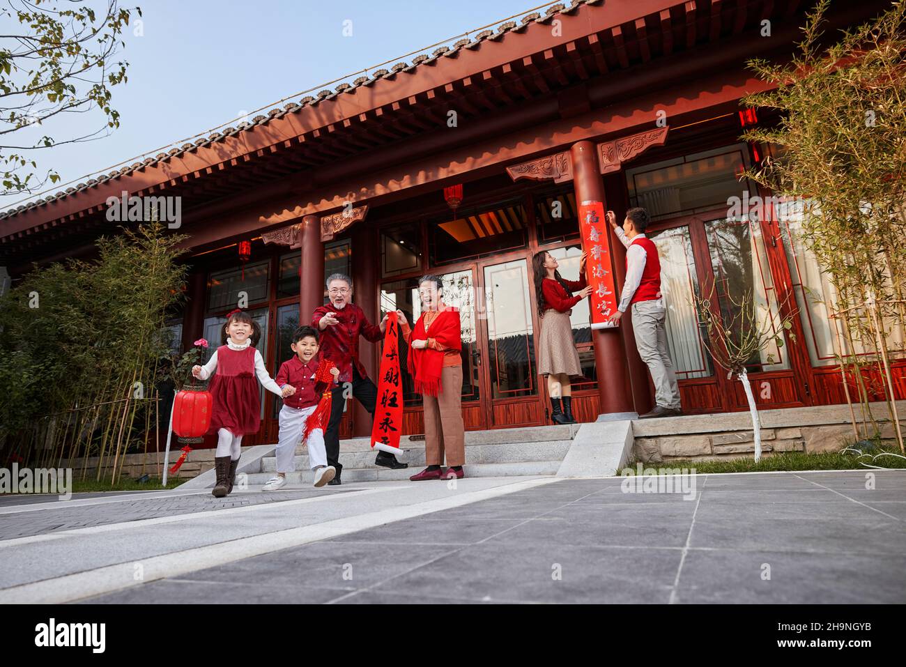 Happy family to stick couplets on the Spring Festival to celebrate the ...