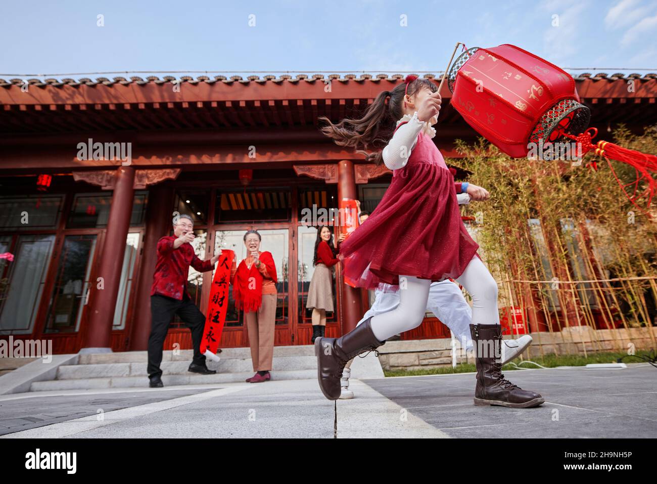 Happy family to stick couplets on the Spring Festival to celebrate the ...