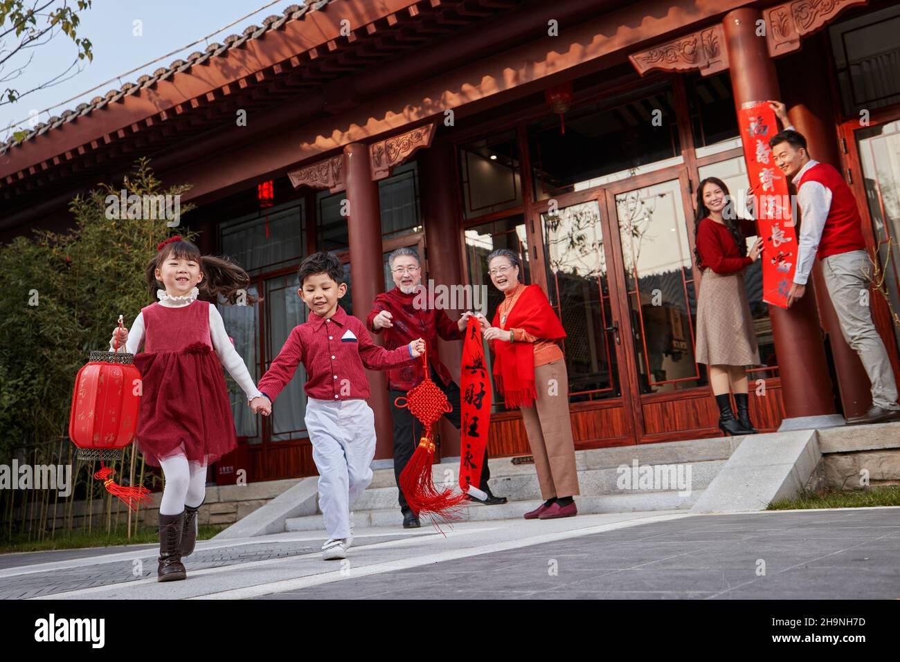 Happy family to stick couplets on the Spring Festival to celebrate the ...