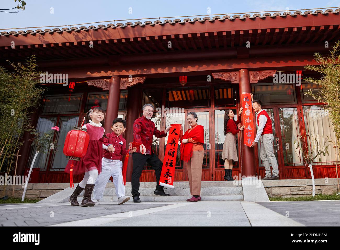 Happy family to stick couplets on the Spring Festival to celebrate the ...