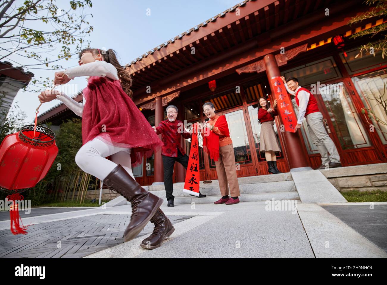 Happy family to stick couplets on the Spring Festival to celebrate the ...